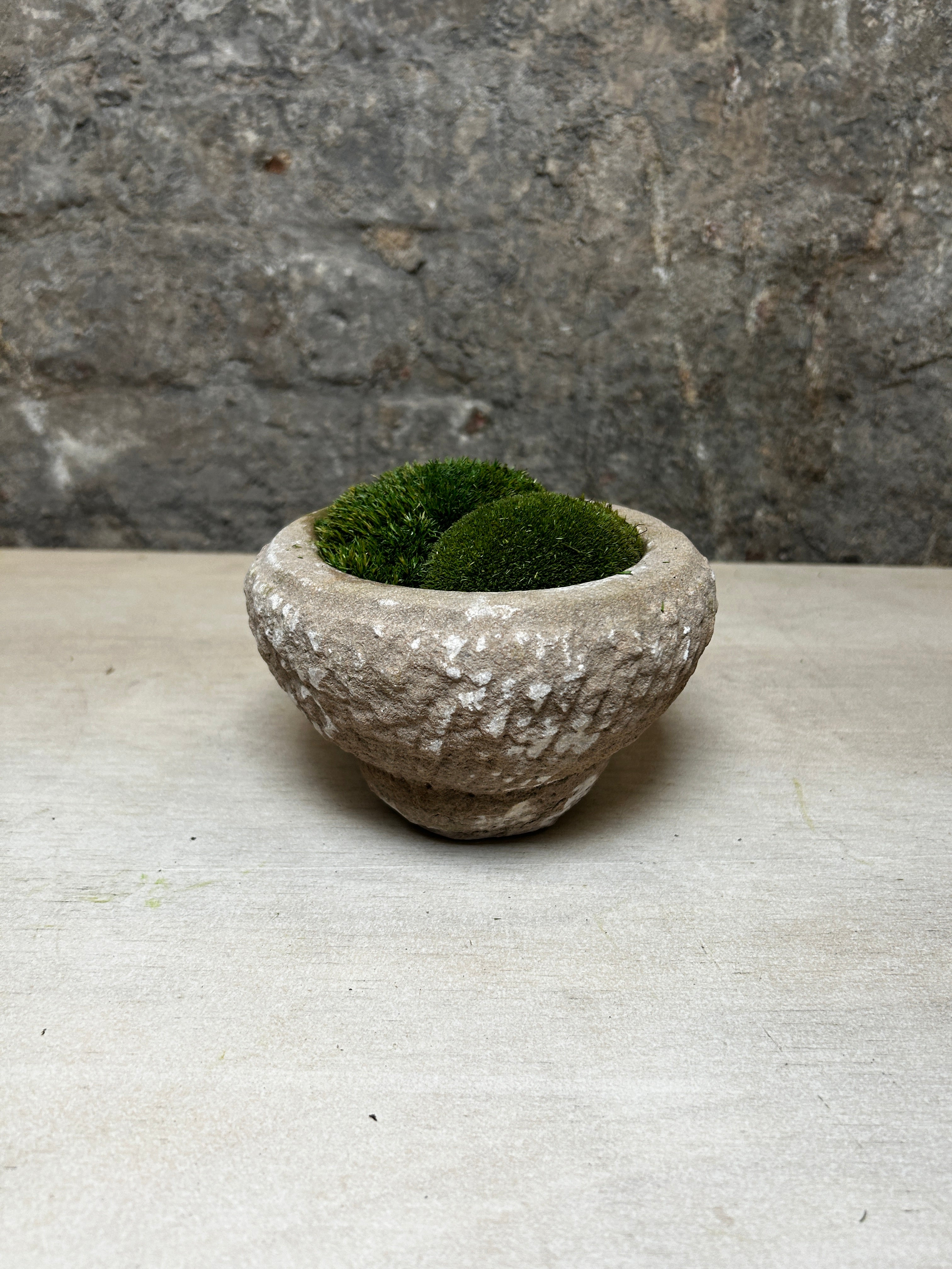 12 Antique Stone Mortar with Moss FR9 | King's Cross